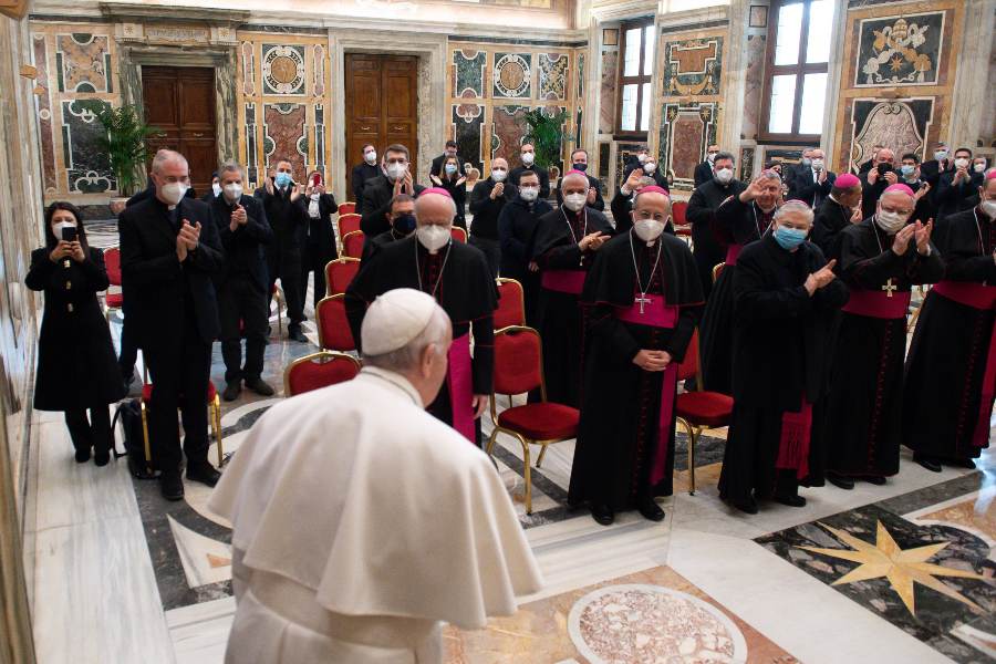 Catechists must share God's love, uphold church teaching, pope says ...