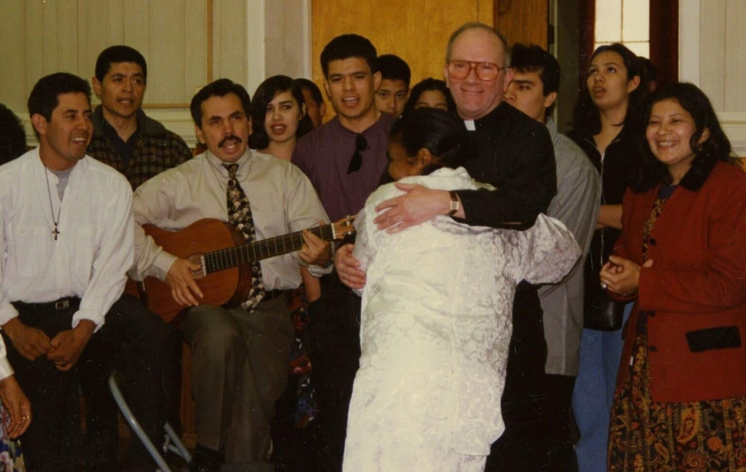 El Padre John Lavin, líder pionero en el ministerio hispano, muere a ...