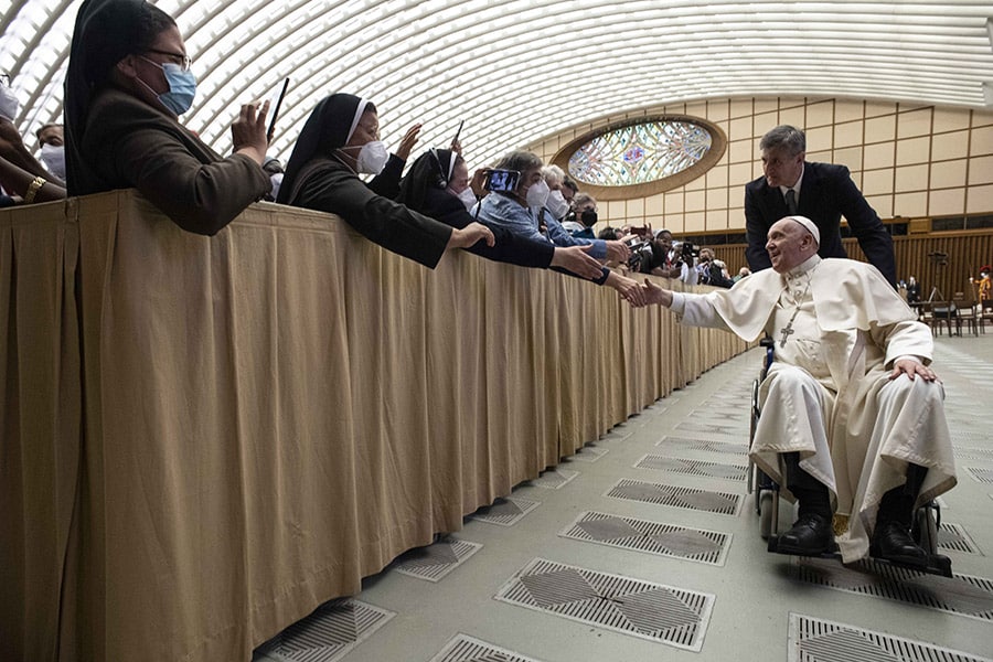 Pope, using wheelchair, meets superiors of women's religious orders ...