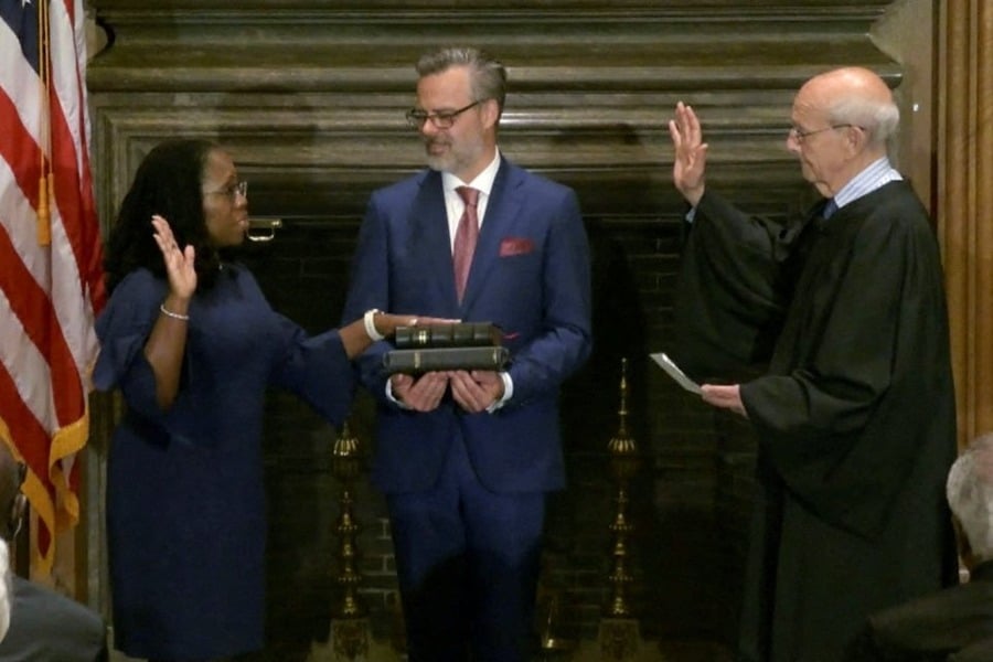 Judge Ketanji Brown Jackson is sworn in as Supreme Court justice ...