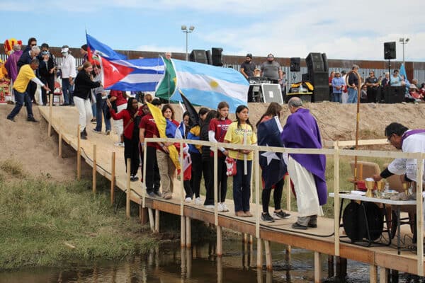 At border Mass above the Rio Grande, migrants who died are remembered ...