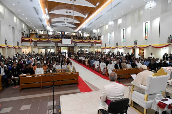 In Bahrain, pope sees joy of Catholic minority, deepens ties with ...