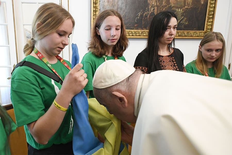Pope meets WYD pilgrims from Ukraine, hears their stories - Catholic Review