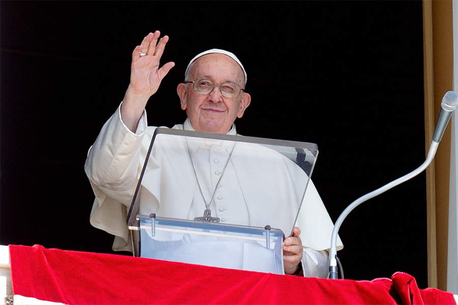 Don't spread gossip or point fingers when wronged, pope says - Catholic ...