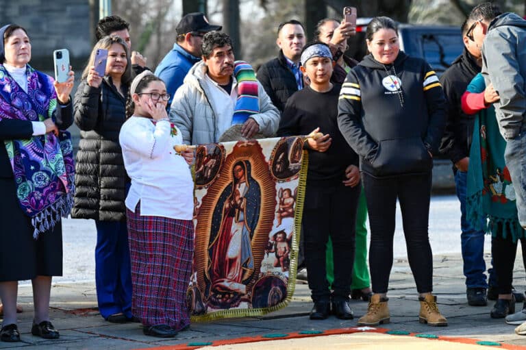 Familias se reúnen para la Misa anual de la Virgen de Guadalupe ...