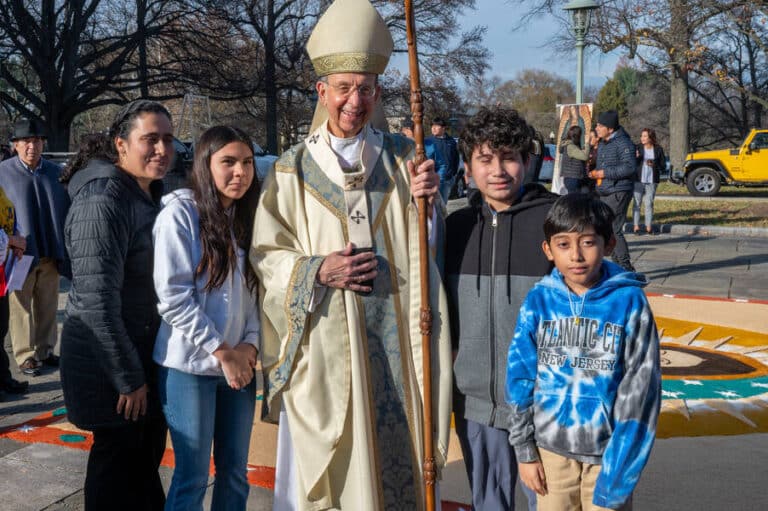 Familias se reúnen para la Misa anual de la Virgen de Guadalupe ...