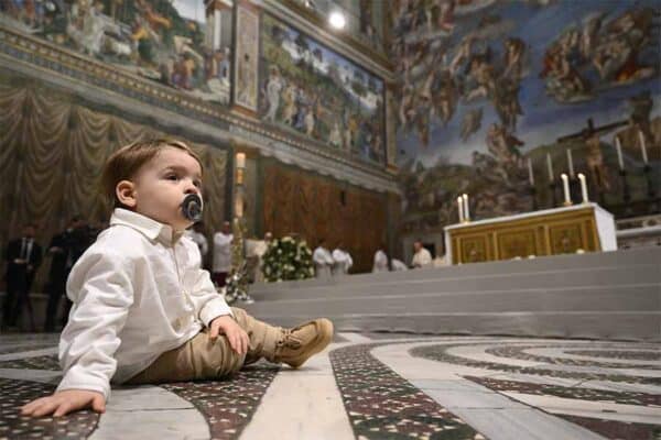 Faith is a gift to celebrate, pope says as he baptizes babies ...