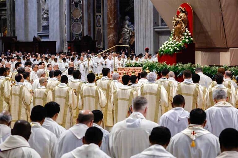 Let 'tears of repentance' flow, pope tells priests at chrism Mass ...