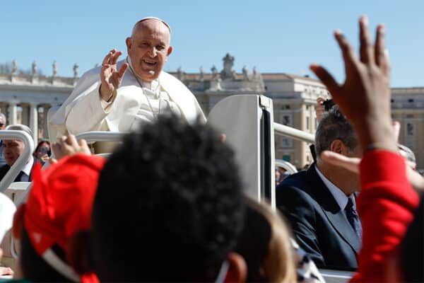 Pope says he's not thinking of resigning, talks about blessings ...