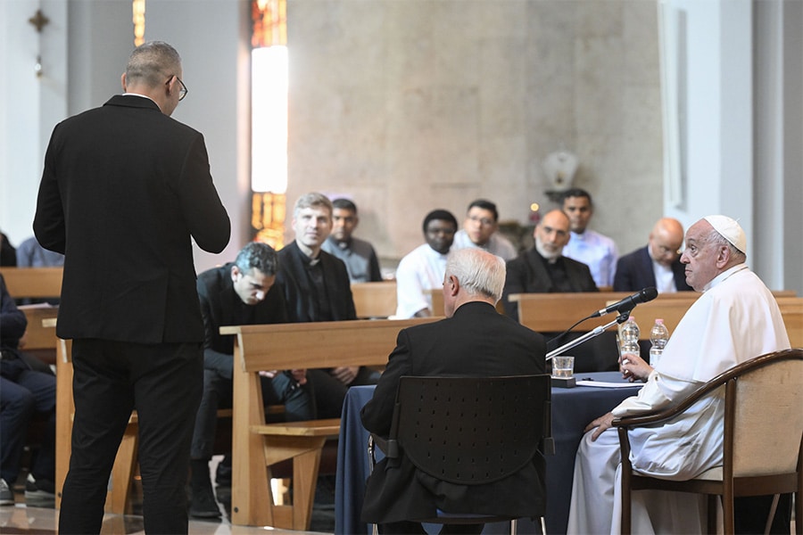 Pope encourages young priests to rely on each other in times of crisis ...