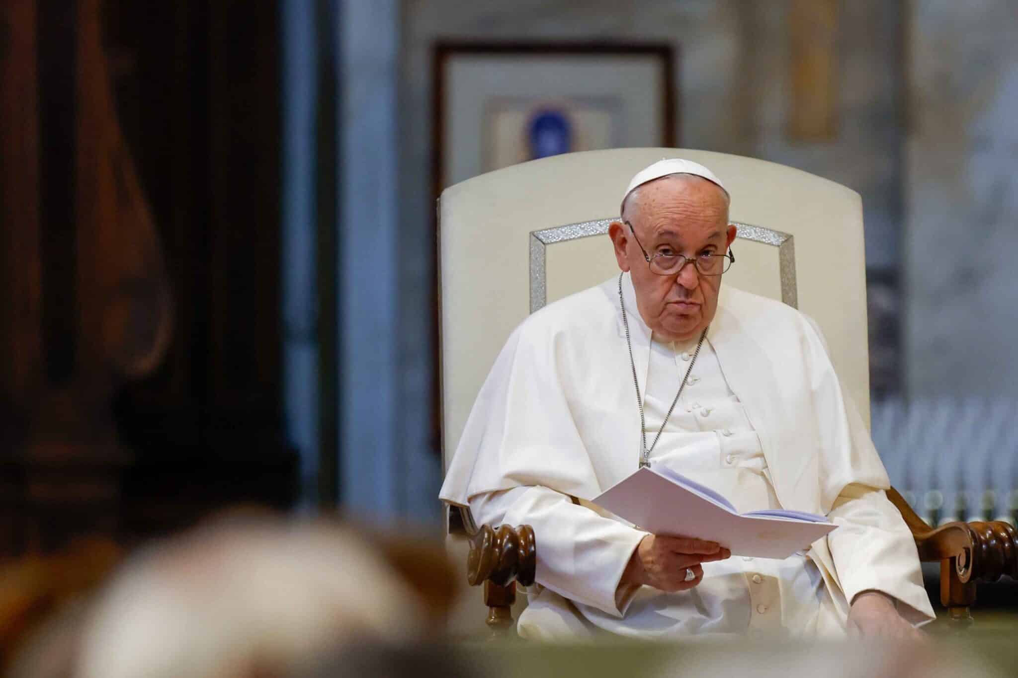 Grace should cause awe, like a summer snowfall would, pope says ...