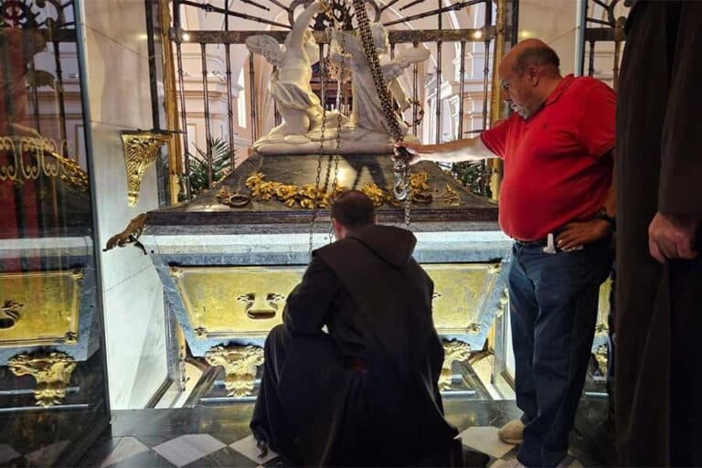 Carmelites find St. Teresa of Ávila's body still incorrupt after ...