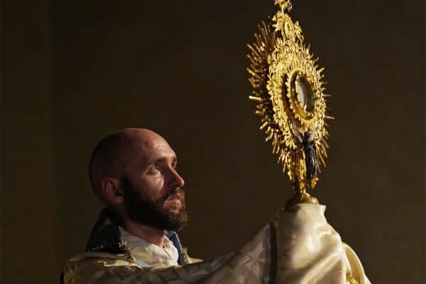 Eucharistic heart of Mary: Tabernacle, Monstrance and Minister ...