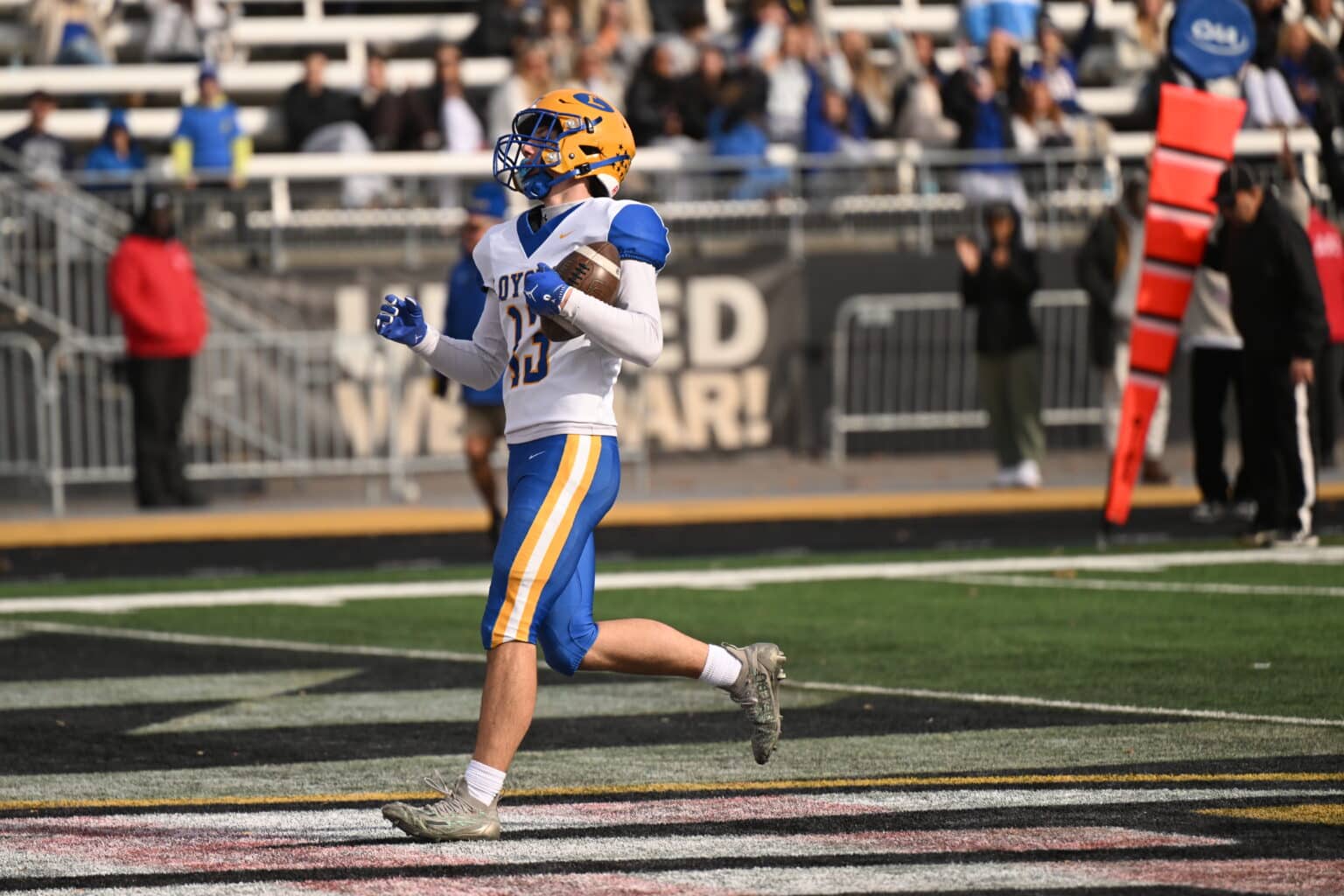 Calvert Hall holds off Loyola Blakefield to claim a 28-24 victory in ...