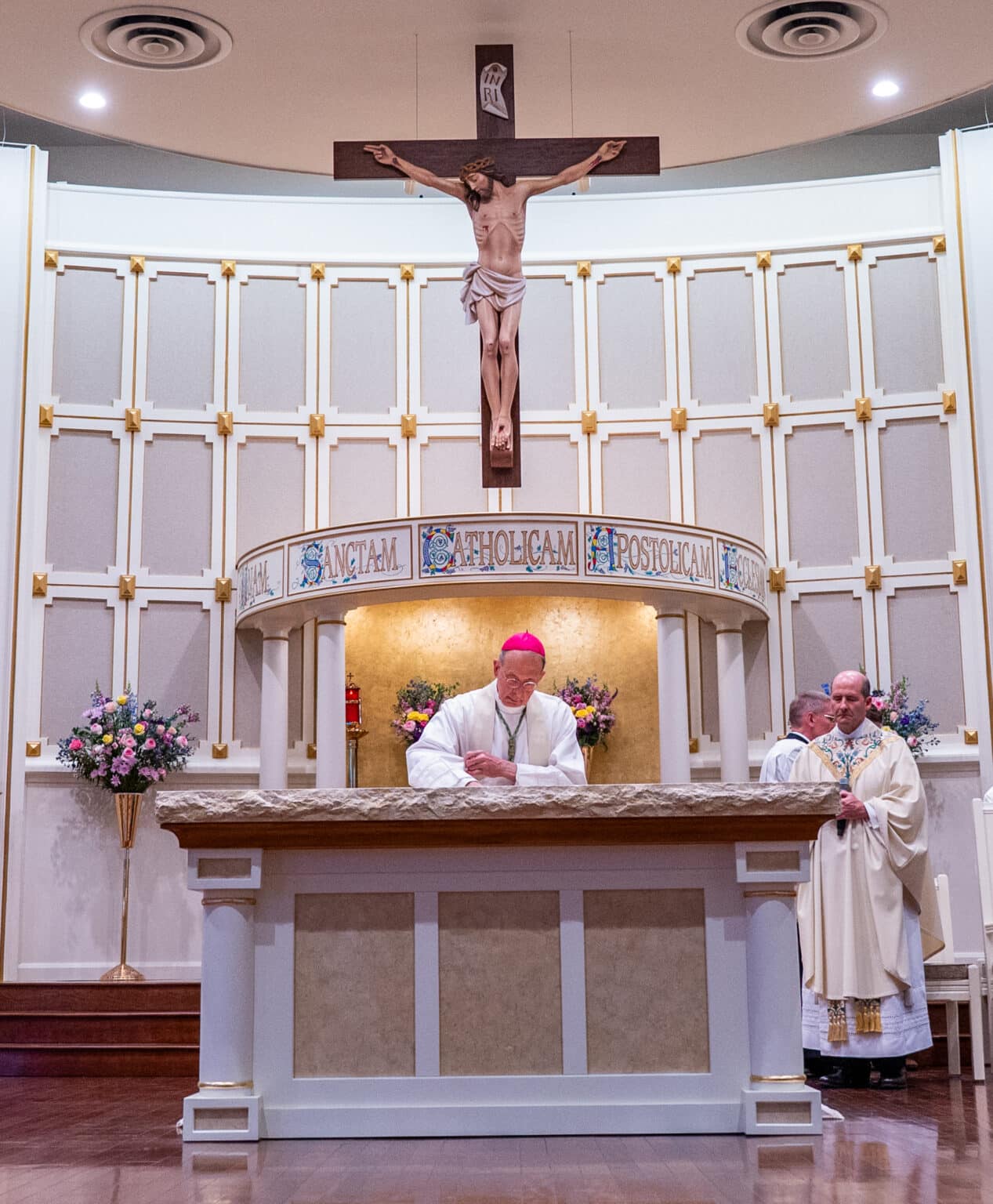New altar focuses Fullerton faithful - Catholic Review
